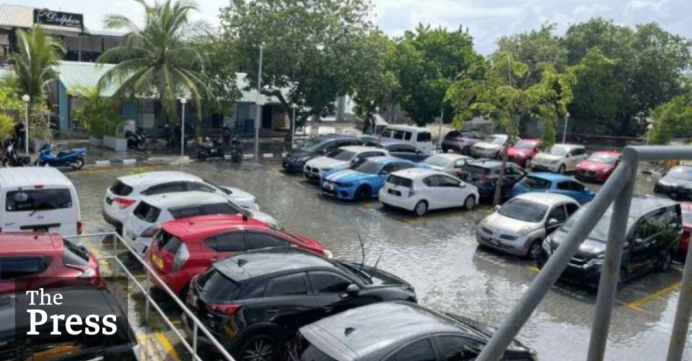 Swell wave surges flood Carnival area in Male' | ThePress