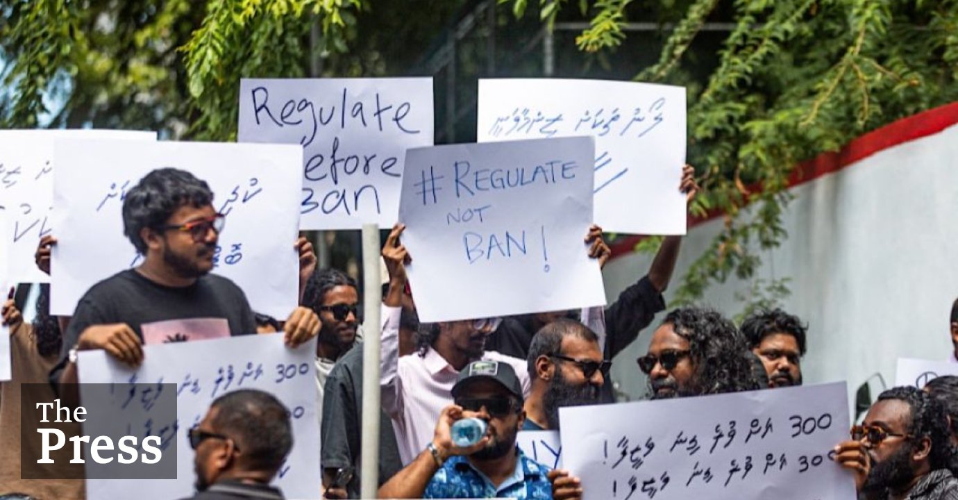 Vaping: Protest staged near the parliament | ThePress