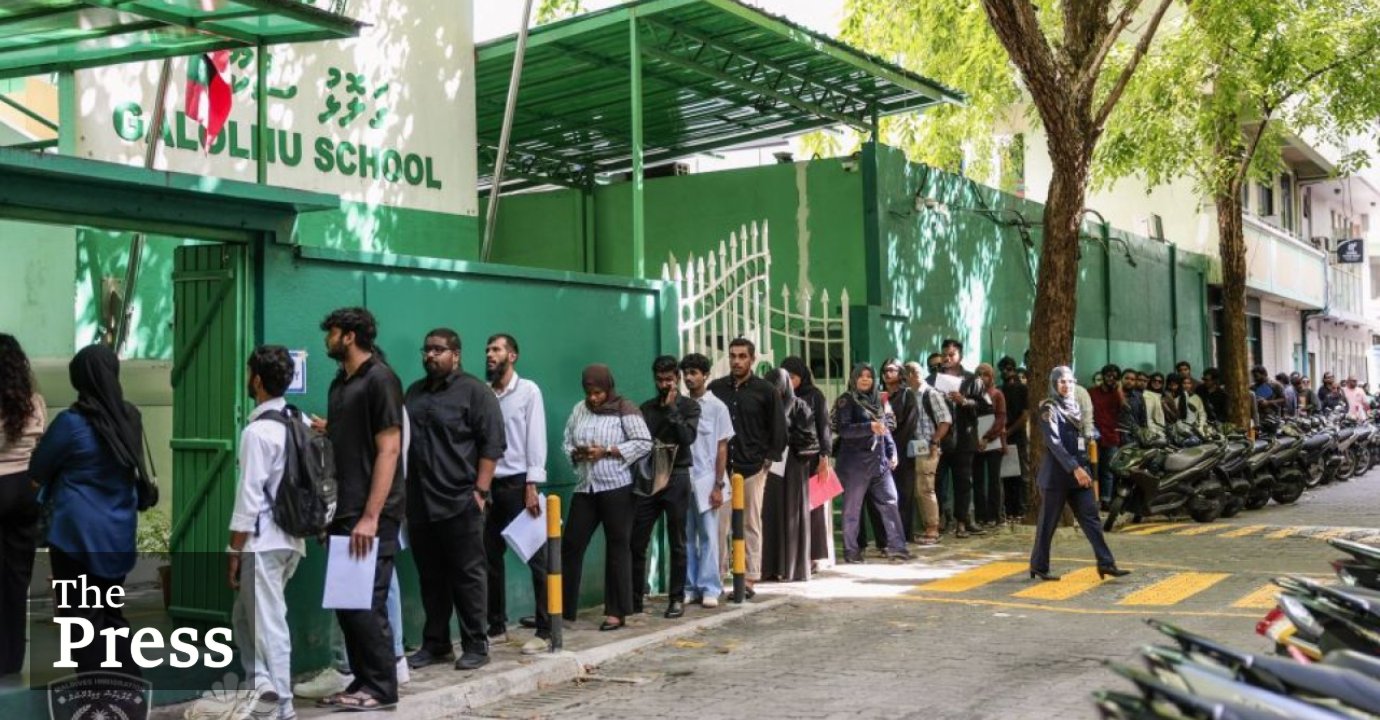 A winding queue for Immigration's walk-in interviews | ThePress